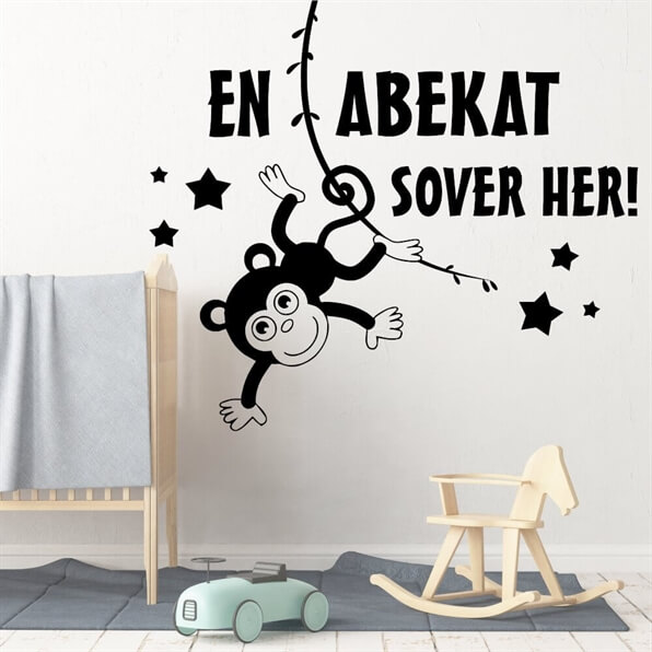 En abekat sover her - Abe i en gren med tekst wallstickers